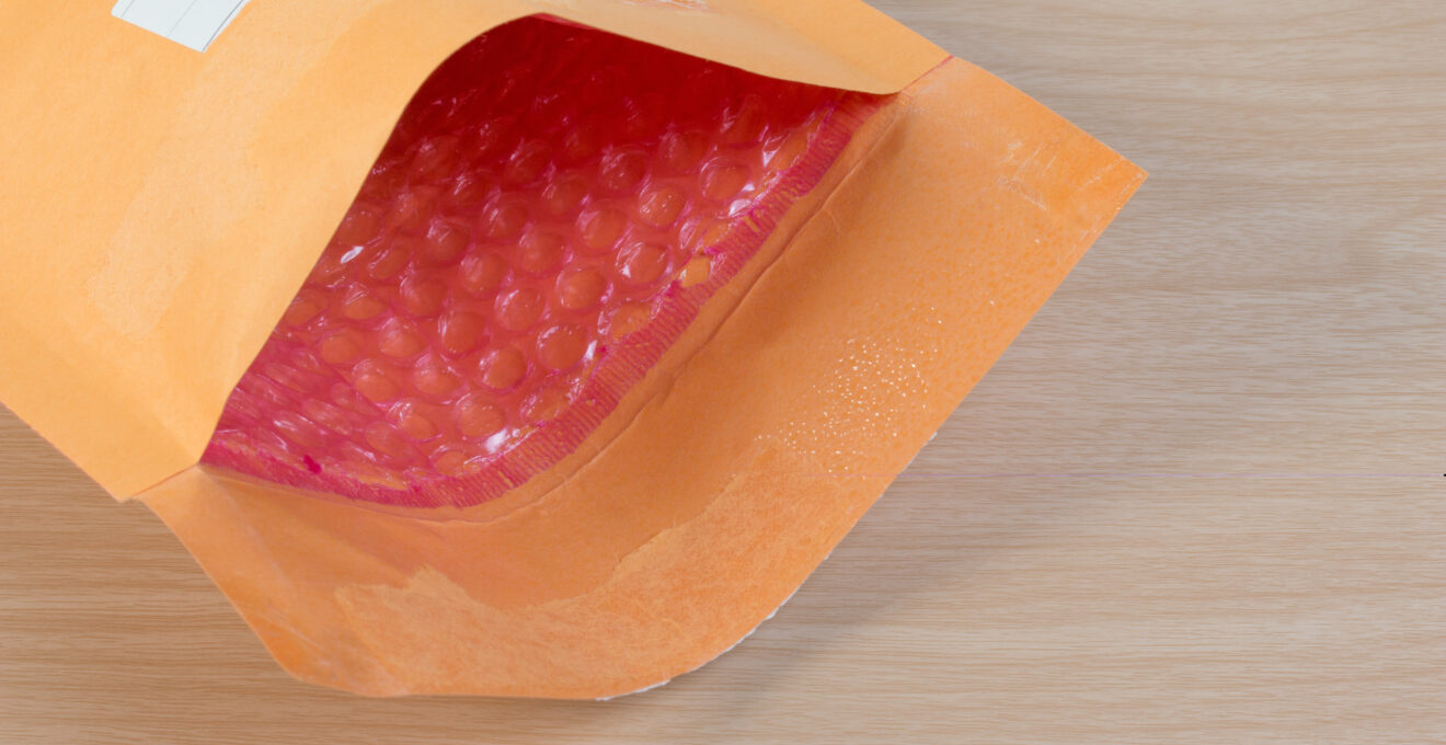 Enveloppe à bulles : papiers recyclés ou plastique, les différences